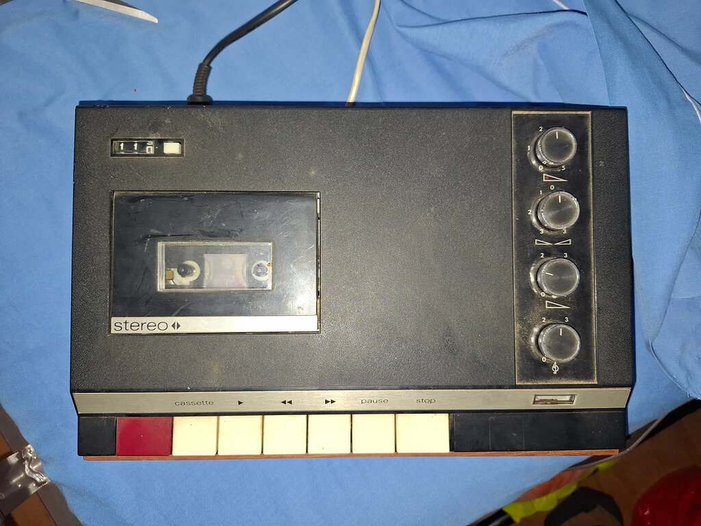 Je possède la première platine cassette stéréo au monde! La Philips EL3312 (HS malheureusement ...