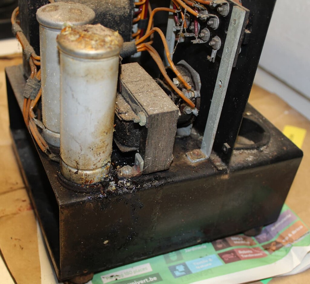 Nettoyage de l'électrolyte des condensateurs Philips années 30 ...