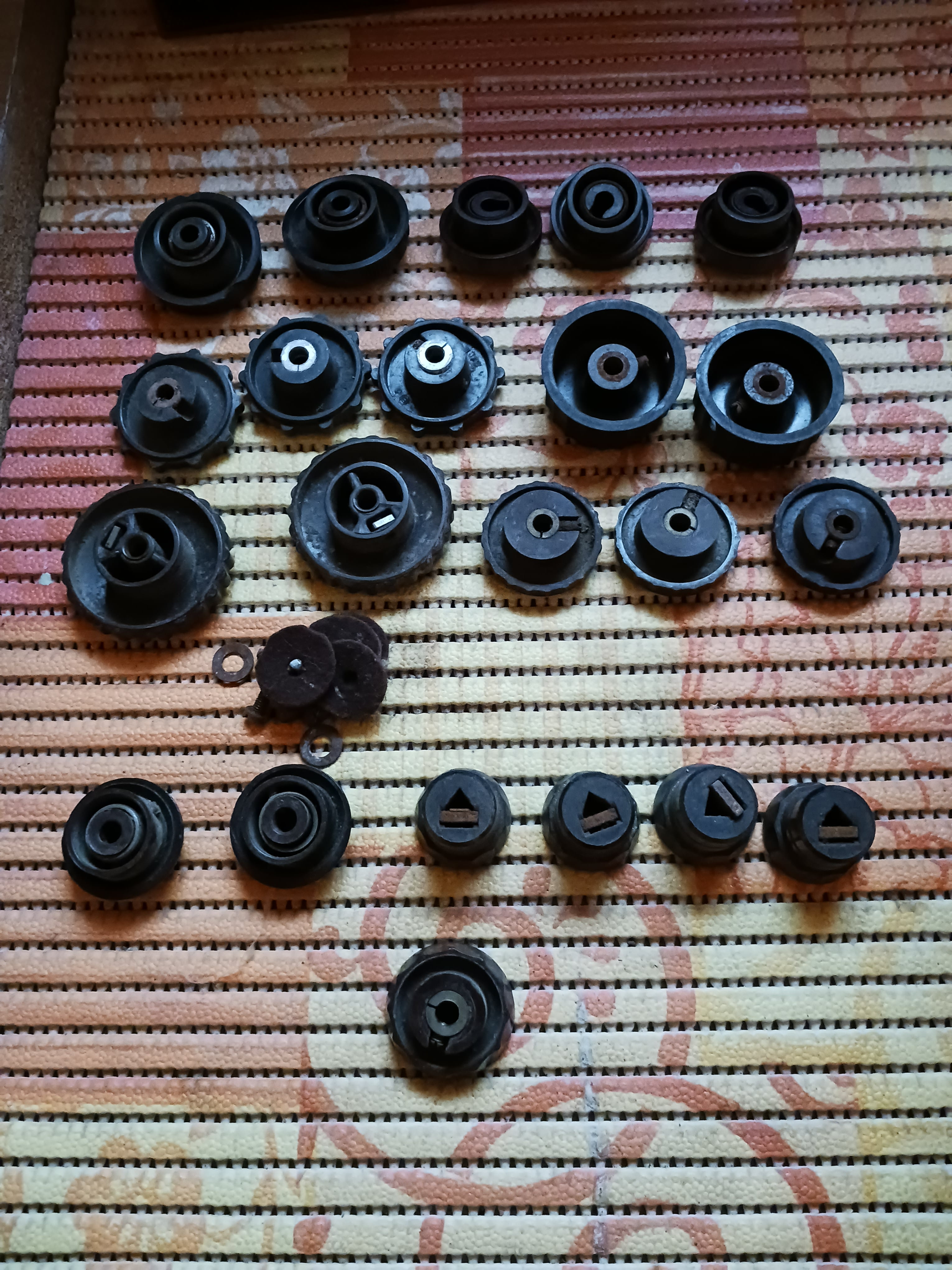 Lot de 20 boutons terminé - Troc - Forum Retrotechnique Lot de 20 boutons terminé - Troc - Forum Retrotechnique