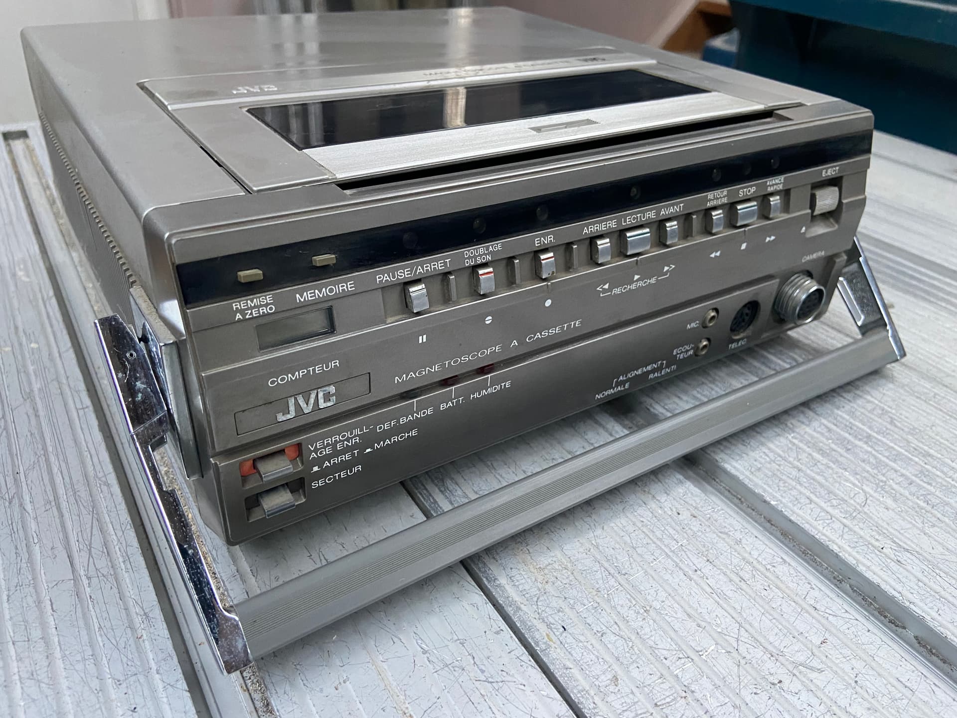 Troc d'hivers : Service Manual et Magnétoscope VHS première génération ...