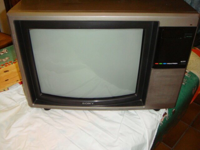 TV Sony Trinitron des années 80: colorimétrie désastreuse - Télévision ...