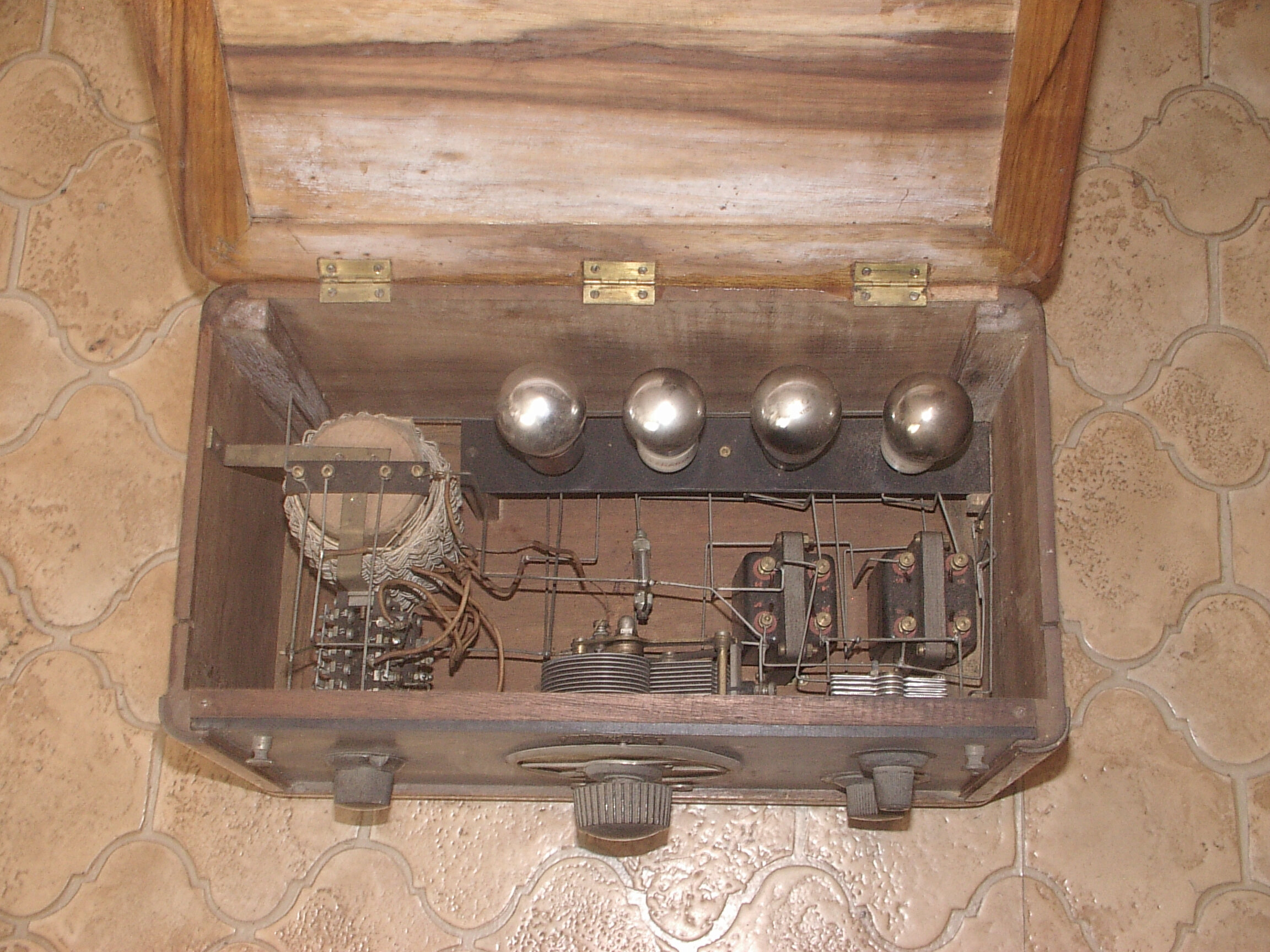 Vds poste batterie 4 lampes De Gialluly 4 B 2.....50 € Vendu . TERMINE ...