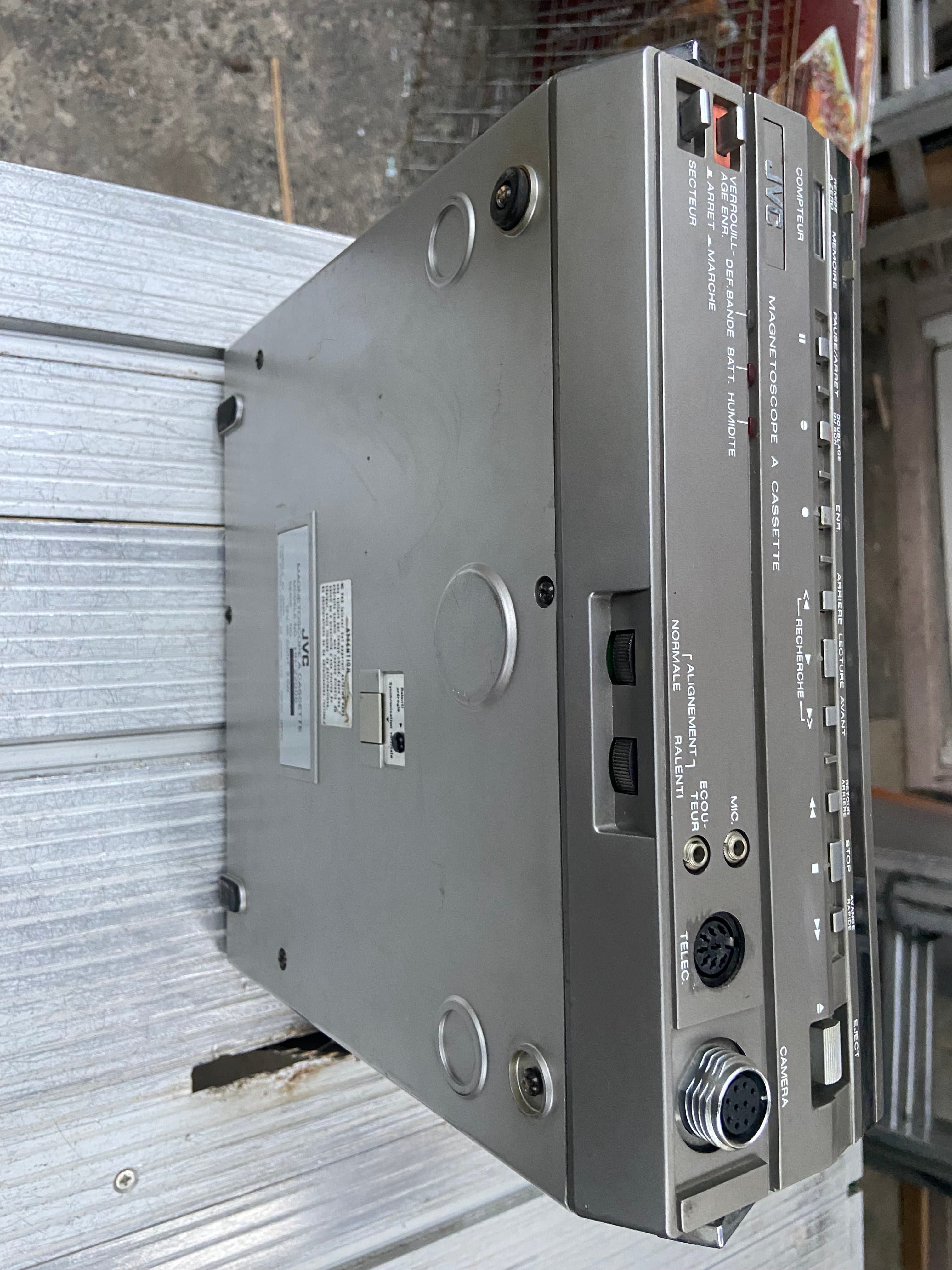 Troc d'hivers : Service Manual et Magnétoscope VHS première génération ...