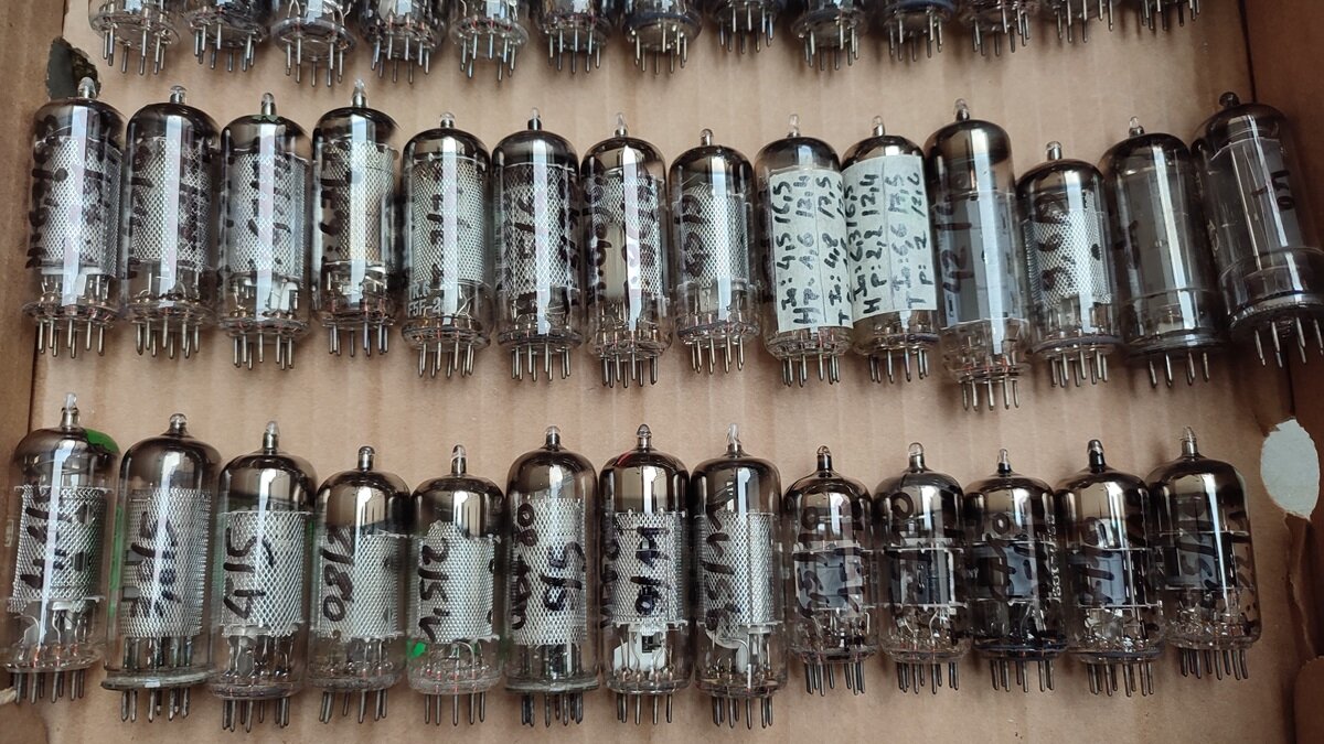 Lot de 65 tubes EL84 UL41 EL41 ECH81 GZ41 EBF89 UY85 UCH81 EL84 UF89 ...