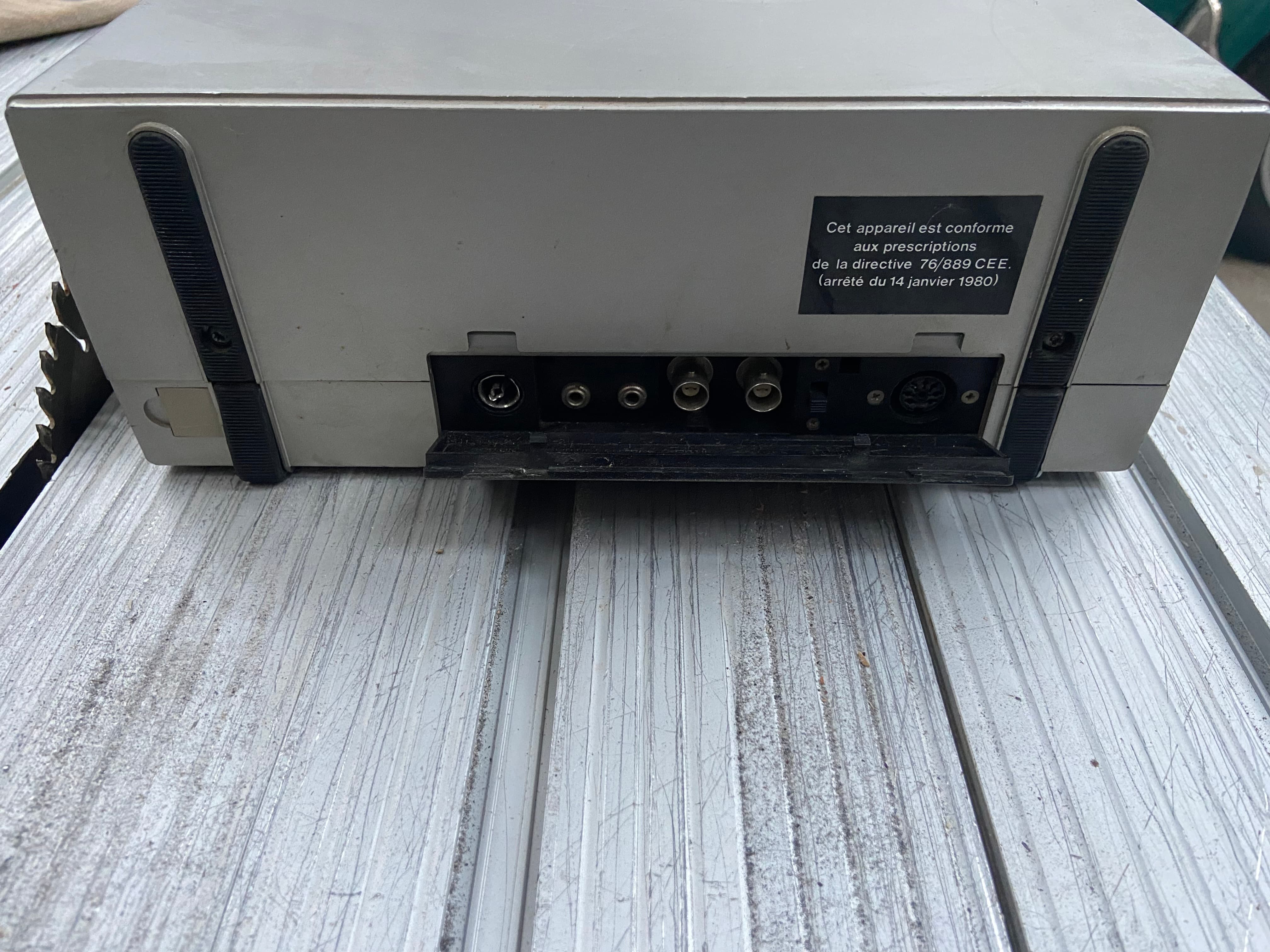 Troc d'hivers : Service Manual et Magnétoscope VHS première génération ...